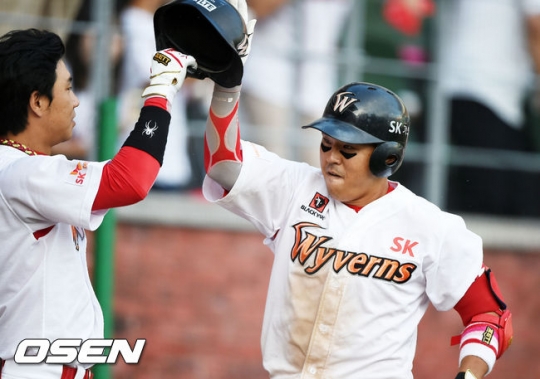 침묵하던 SK 타선, 켈리 구원 초강수에 응답했다 | 스타뉴스