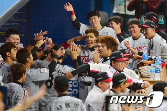 [준PO1] '소사 무실점+김용의 3안타' LG, 넥센 7-0 셧아웃 '기선 제압' | 스타뉴스