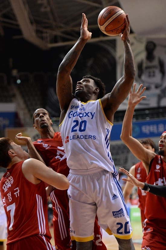 '라틀리프 33점' 삼성, 오리온에 17점 차 대승..1차전 접수 | 스타뉴스