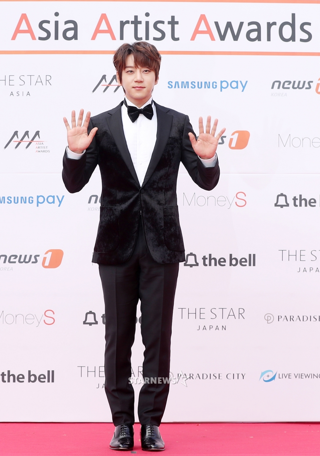 포토]황치열, '반가운 손인사' | 스타뉴스