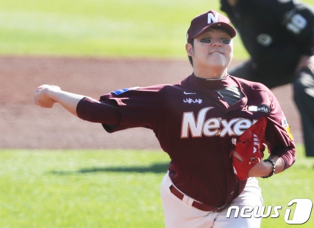 한현희, 3이닝 4실점... PS 2G 연속 '주춤' [준PO2] | 스타뉴스