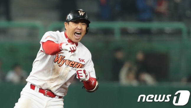 1회초, 리드오프 김강민이 SK에 전한 메시지 [김경기의 스카이박스 KS1] | 스타뉴스