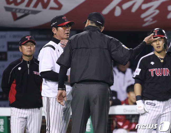 또 3피트, 또 LG... KBO엔 상황마다 진화하는 규정이 있다 [★이슈] | 스타뉴스