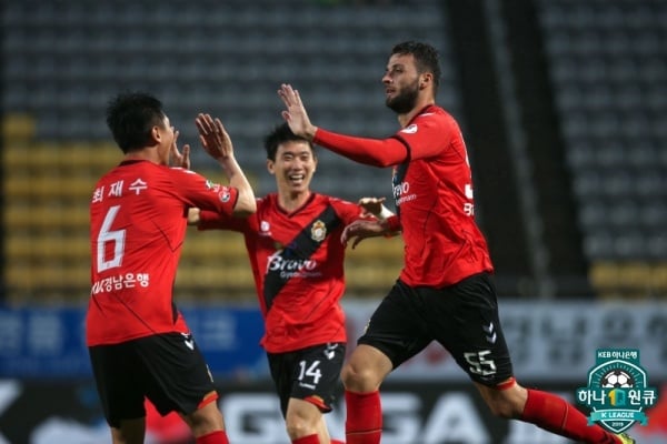 [K리그1 22R] '제리치 깜짝 선제골' 경남, 제주와 2-2 무승부...'18경기 무승' | 스타뉴스