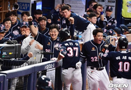 현장리뷰] 두산, 'V6'까지 1승 남았다! 3차전 키움 5-0 완파 | 스타뉴스