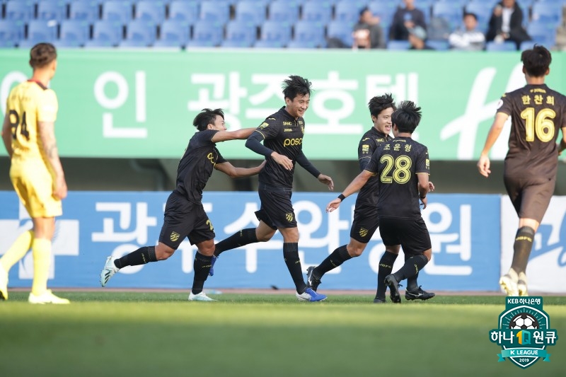 [K리그2 35R] ‘조기 우승’ 광주, 홈 무패 우승 아쉽게 실패… 전남에 1-2 패 | 스타뉴스