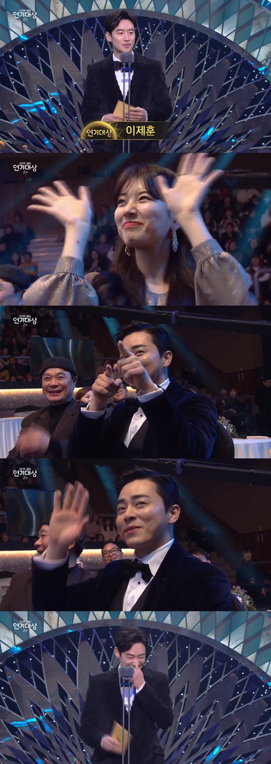 [2019 SBS 연기대상]이제훈, 조정석에 '최우수연기상' 시상 | 스타뉴스