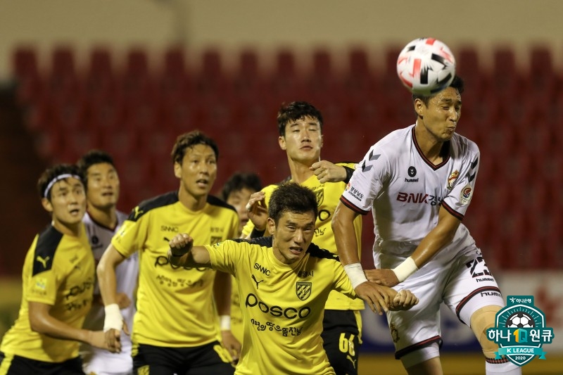 [K리그2 19R] 'PK만 3골' 전남-경남, 2-2 무승부...4위 싸움 치열 | 스타뉴스