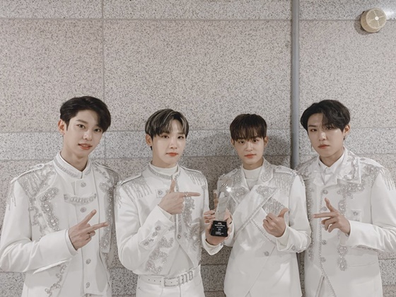 AB6IX, 2020 AAA에서도 빛난 비주얼 "에비뉴, 고맙고 같이 오래 달려요" [스타IN★] | 스타뉴스