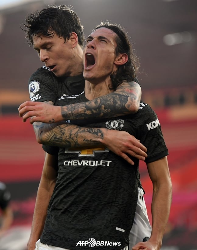 "카바니, 3G 출장 정지로는 부족해" EPL 선수의 일침 | 스타뉴스