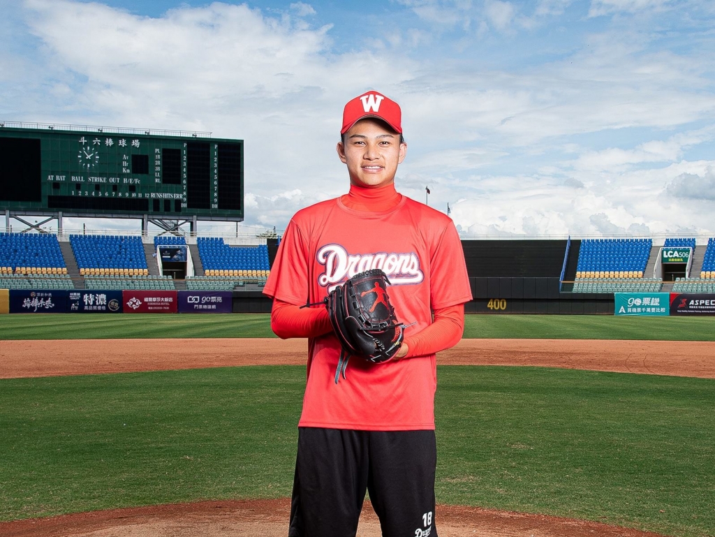 '11아웃 모두 삼진' 초괴물 루키 데뷔전 화제 '최고 154km!' | 스타뉴스