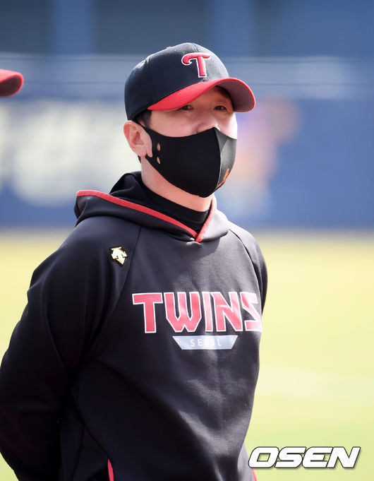 '스트라이크 판정 논란'... 류지현 감독은 말을 아꼈다 [★잠실] | 스타뉴스