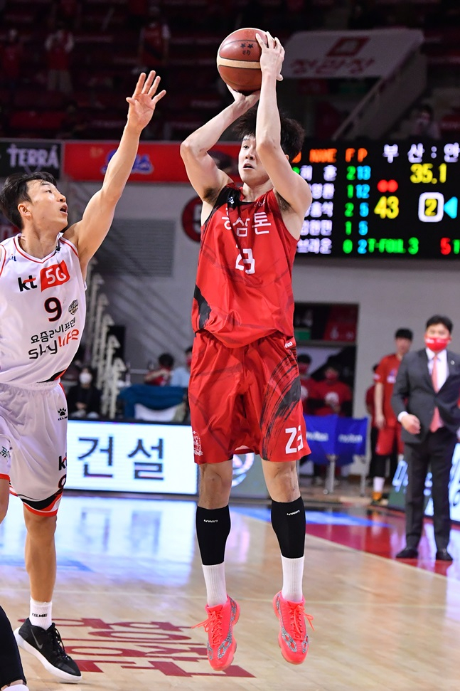 안양리뷰] '전성현+설린저 40점' KGC, KT 완파 '4강行 93.5%' 잡았다 | 스타뉴스