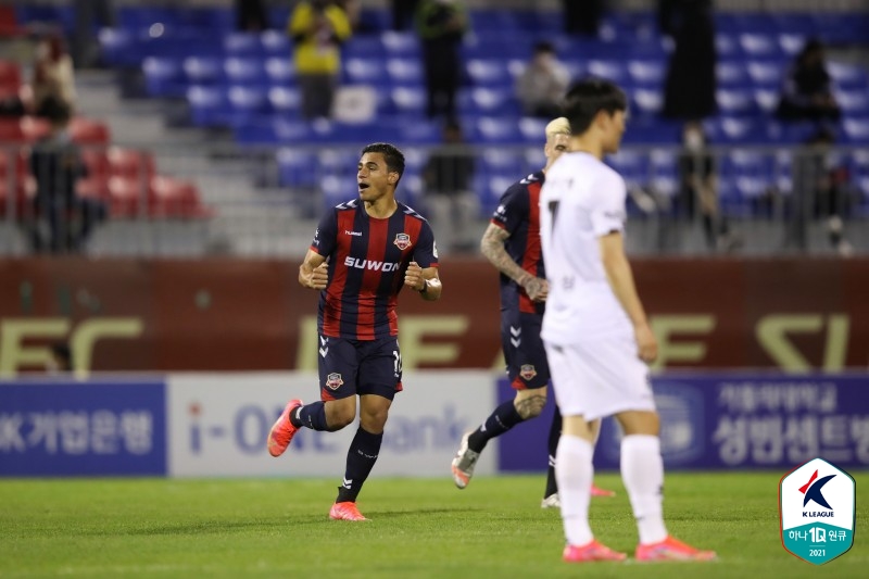 [K리그1 15R] ‘무릴로-라스 연속골’ 수원FC, 광주와 홈 경기 2-1 극적 역전승… 7위 상승 | 스타뉴스