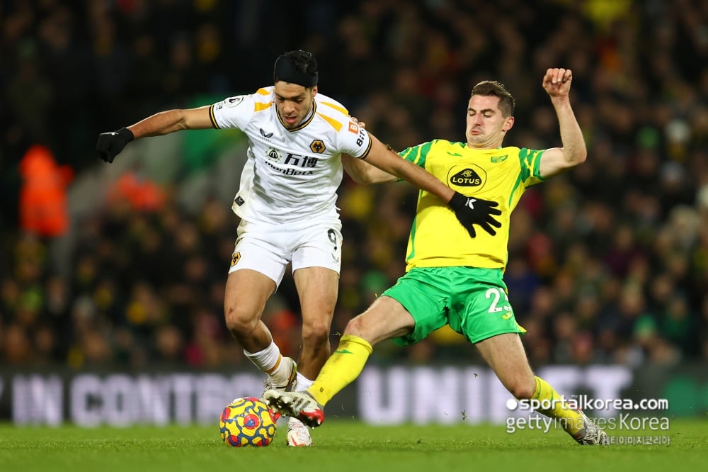 [EPL 13R] '황희찬 침묵' 울버햄프턴, 지루한 공방전 끝에 노리치와 0-0 무승부 | 스타뉴스