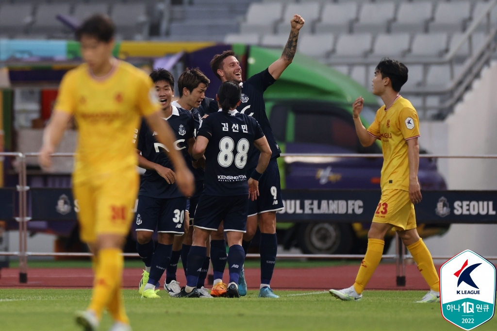 [K리그2 26R] ‘까데나시 원더골’ 서울E, 1위 광주와 2-2 무… 10G 무승 | 스타뉴스