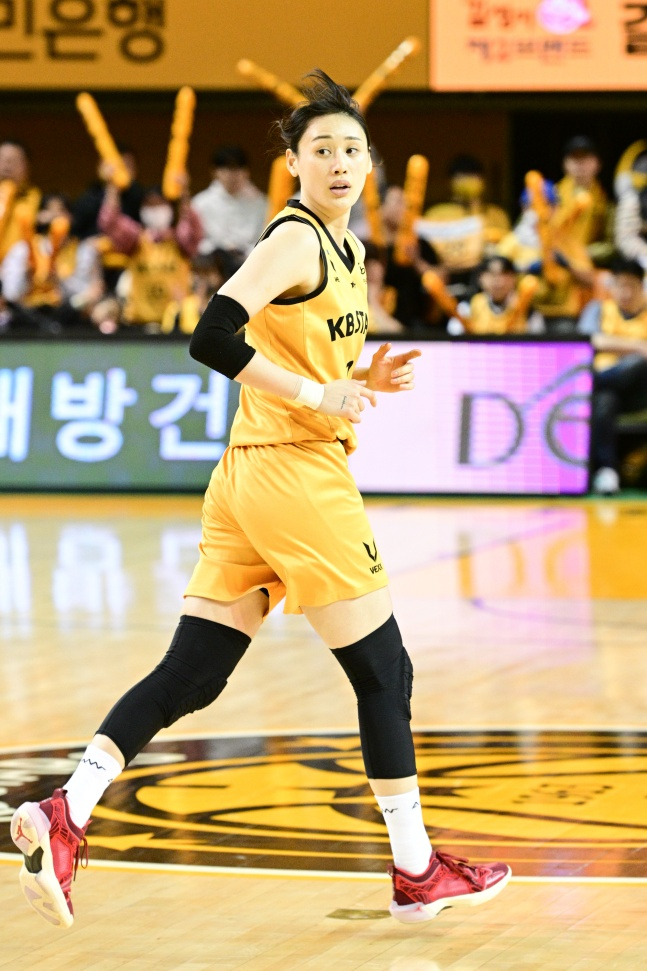 '국대 슈터 강이슬' FA로 나온다... WKBL, 자유계약 대상자 16명 공시 | 스타뉴스