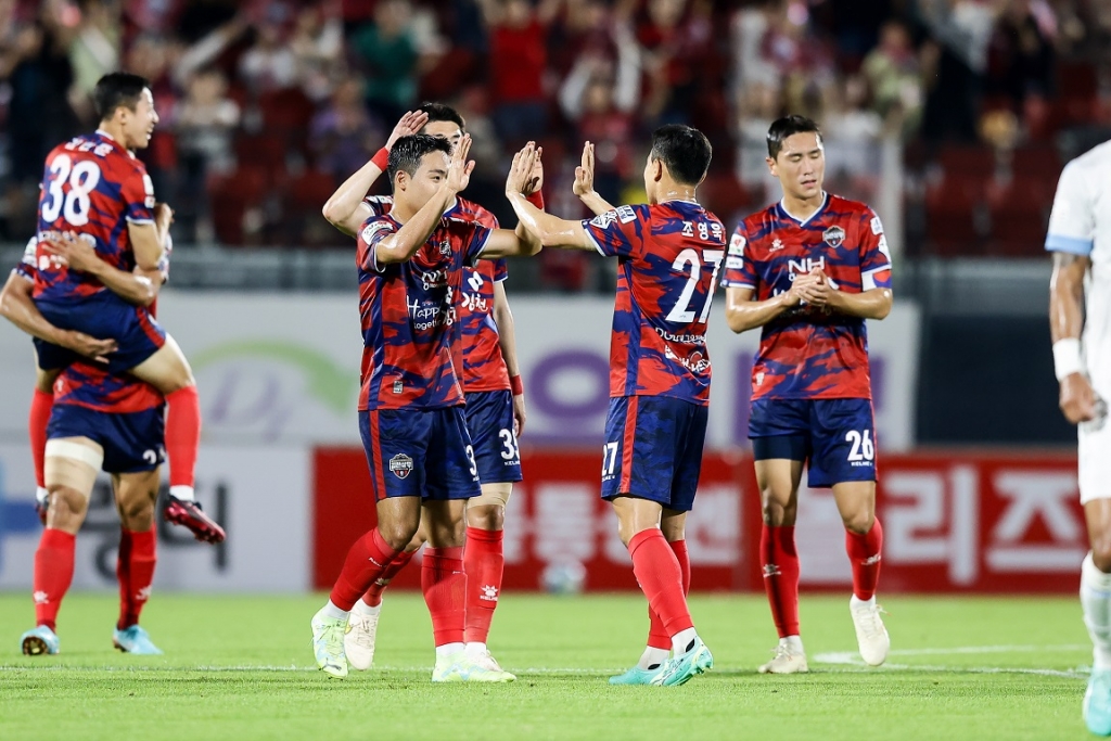 [K리그2 18R] ‘공격 앞으로! 화력 폭발’ 김천, 안방에서 천안 4-1 제압...2연승 | 스타뉴스
