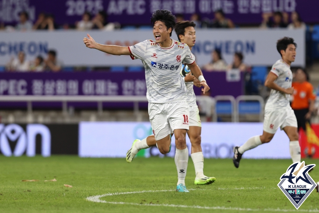 [K리그1 27R] ‘아사니-이건희 연속골’ 광주, 인천 원정서 극적인 2-2 무승부… 7연속 무패 | 스타뉴스