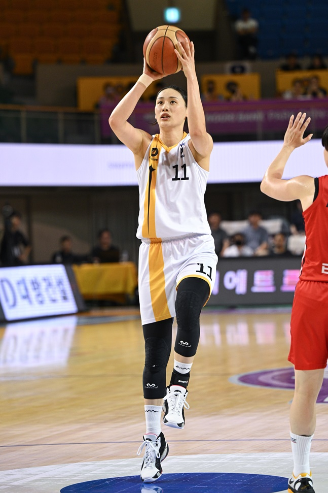 '강이슬 16득점' KB스타즈·'박지현 30득점' 우리은행 2023 박신자컵 3연승→4강 진출 나란히 확정 (종합) | 스타뉴스