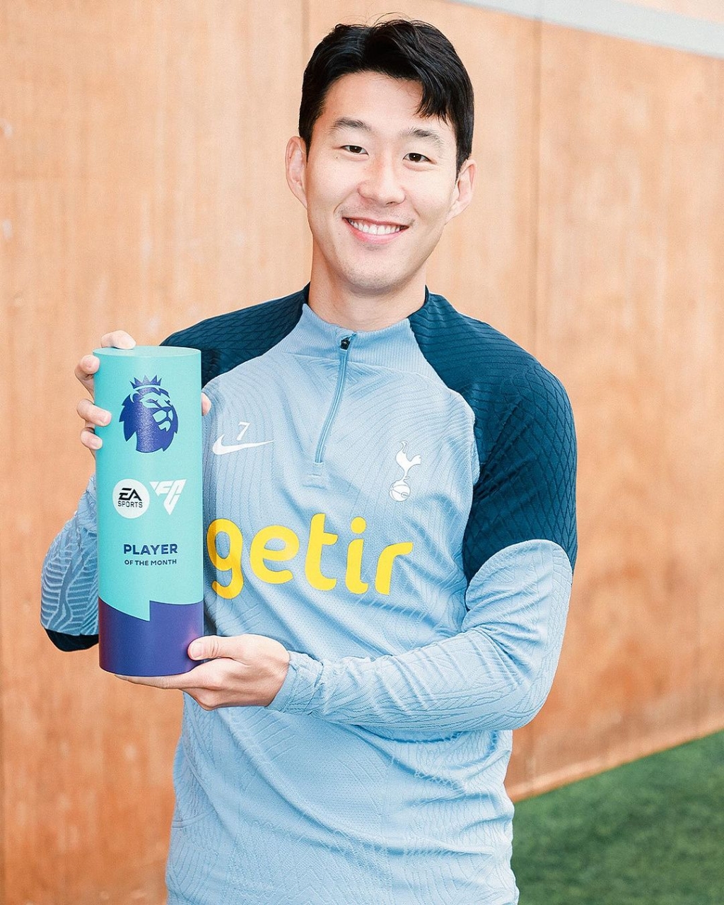 ‘SON이 거머쥔 4개의 EPL 이달의 선수상’ 토트넘도 뿌듯, “컬렉션에 또 하나 추가했어” | 스타뉴스