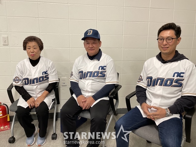 NC의 뜻깊은 시구, 홈구장 숨은 영웅 나섰다 "시설팀 시구는 최초, 음지서 일하는 직원 챙겨줘 감사해요" [준PO3] | 스타뉴스