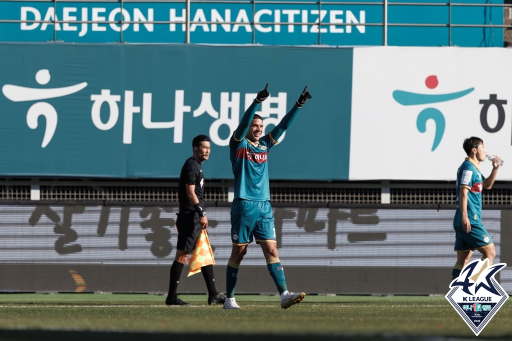 [K리그1 38R] ‘티아고 득점포+신상은 극적골’ 대전, 시즌 마지막 안방 경기에서 서울과 2-2 무승부 | 스타뉴스