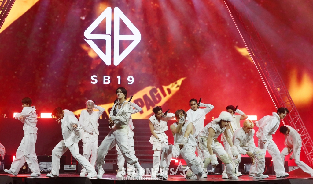 SB19-앤팀 '필리핀-일본 환상적인 콜라보'[AAA 스페셜 포토] | 스타뉴스