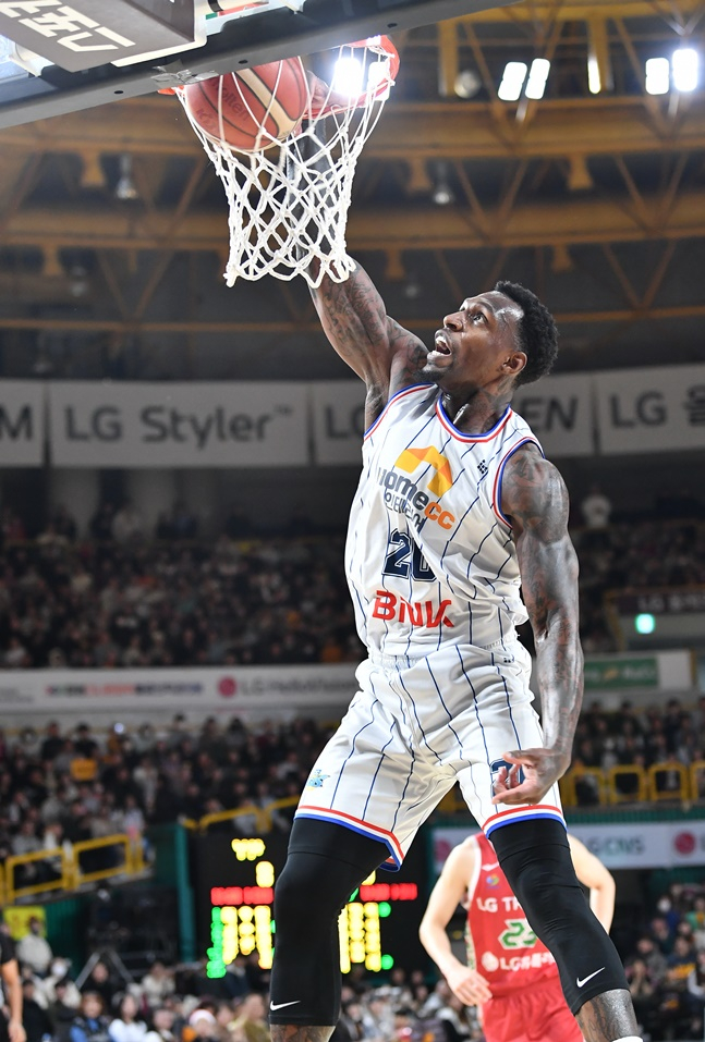 '슈퍼팀' KCC의 '화룡점정'은 라건아, 그가 살아나자 팀도 6연승 질주... 감독도 "믿고 의지했다" 극찬 | 스타뉴스