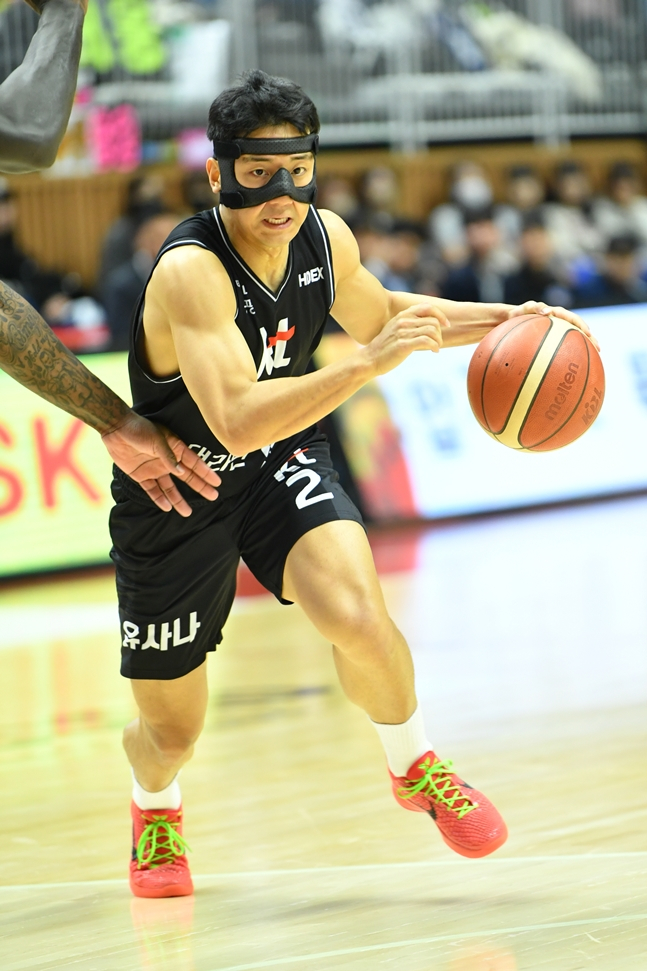 '마스크 투혼' 허훈, 코 성형 의혹(?)에 "내가 봐도 날렵해졌다"... KT, KCC 꺾고 3연승 질주 '공동 3위' 점프(종합) | 스타뉴스