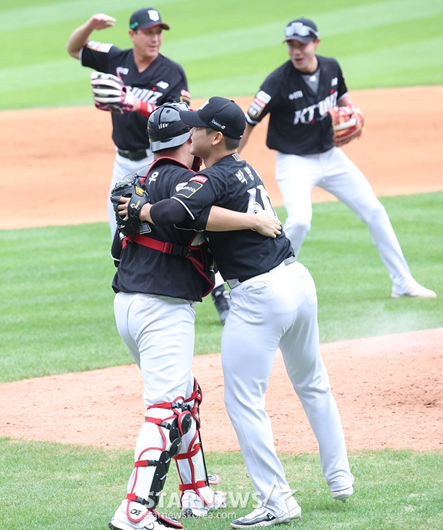 "최초 역사 계속 쓰겠다" 승승승승승승 KT 파죽지세, 6일 쉰 LG가 막을 수 있을까 [준PO] | 스타뉴스