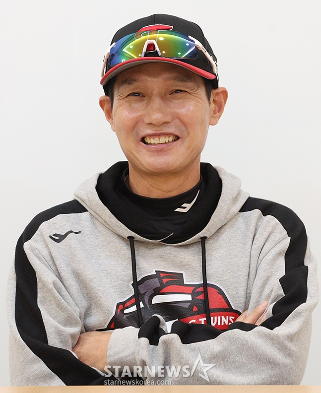 "엘리 몸 상태 전혀 문제 없다"→근데 왜 4차전 출전 불가라 했나... LG 염갈량 또 '1+1' 총력전 선언 [PO4 현장] | 스타뉴스