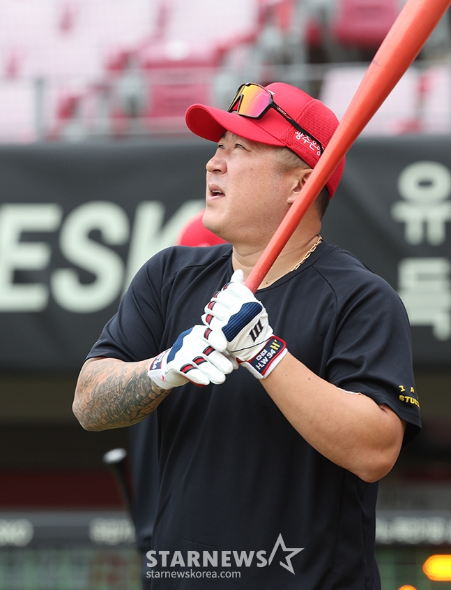 '허리 통증' 최형우 제외-김선빈 2번 전진 배치, '연승 끊긴' KIA 확 달라졌다... 4차전 선발 라인업 공개 [KS4 현장] | 스타뉴스