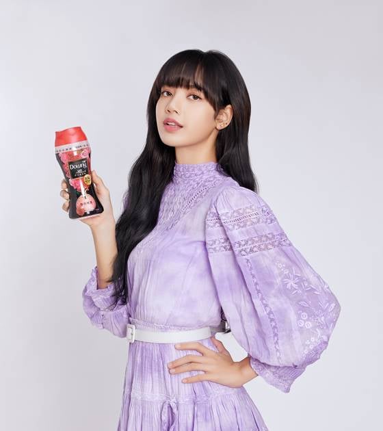 Black Pink Lisa signs an advertising model contract for a large Chinese ...